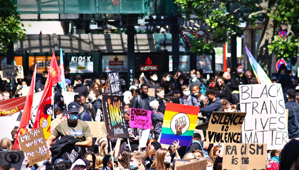 Nueva Revista Cultura woke: El clamor de las víctimas | Nueva Revista